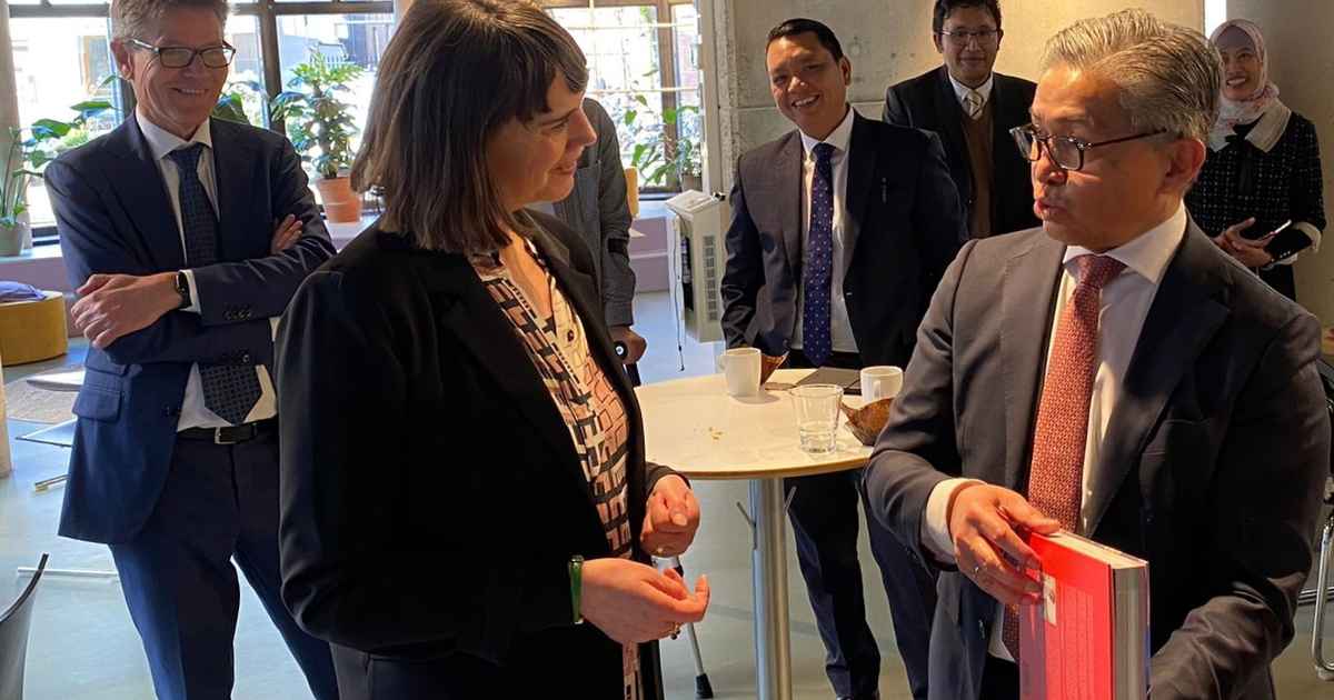 Indonesian ambassador gives guest lecture at ABS - Amsterdam Business ...